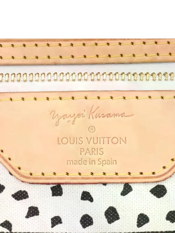 LOUIS VUITTON Neverfull Mm Shoulder Bag