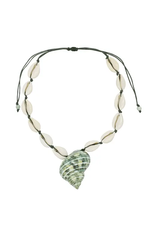 VELVET LUNA Cowrie Shell Choker With Seashell Pendant - Green