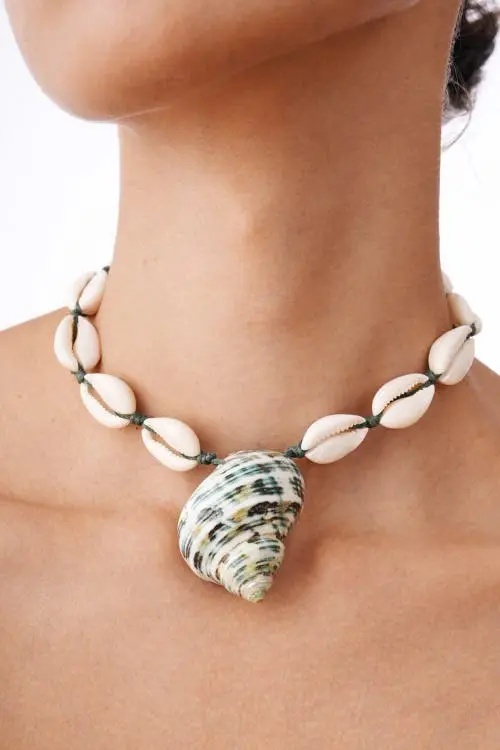 VELVET LUNA Cowrie Shell Choker With Seashell Pendant - Green