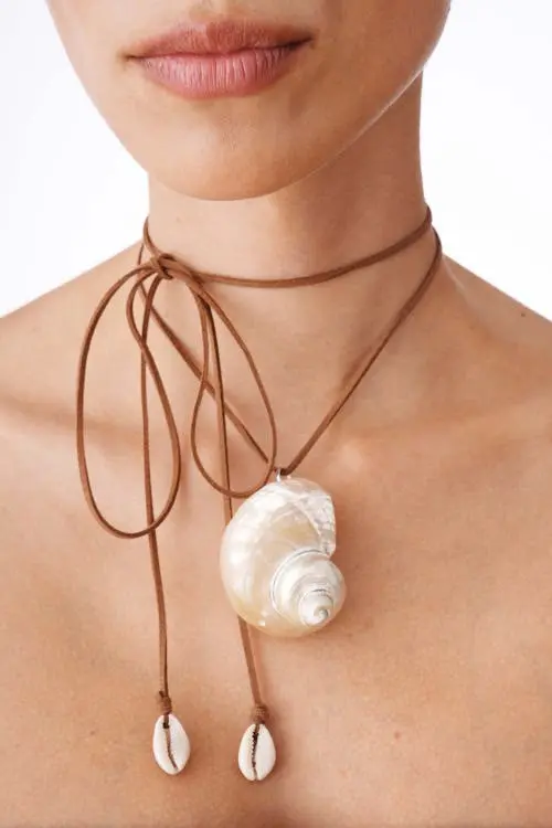 VELVET LUNA Seashell Suede Wrap Necklace