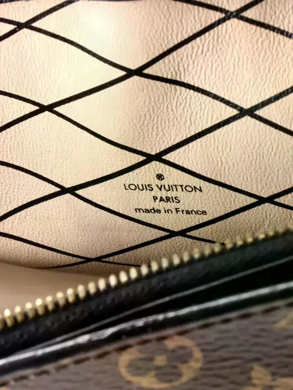 LOUIS VUITTON Trunk Reverse Monogram Clutch - Black