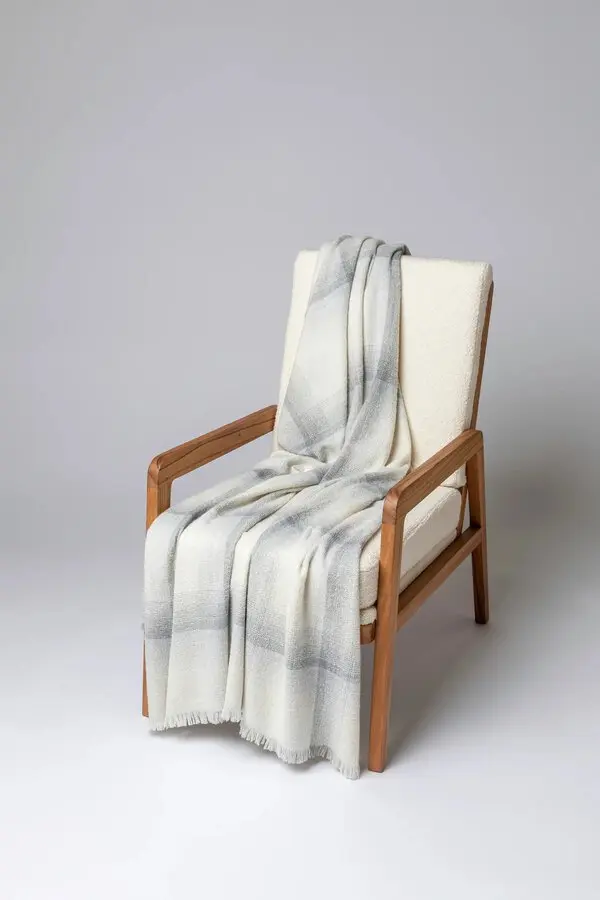 Johnstons Of Elgin Blurred Cashmere Silk Bouclé Throw - White