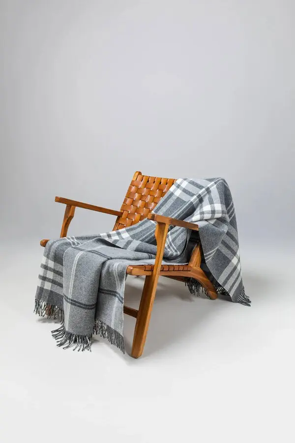 Johnstons Of Elgin Double Face Lambswool Throw In & White Check - Grey