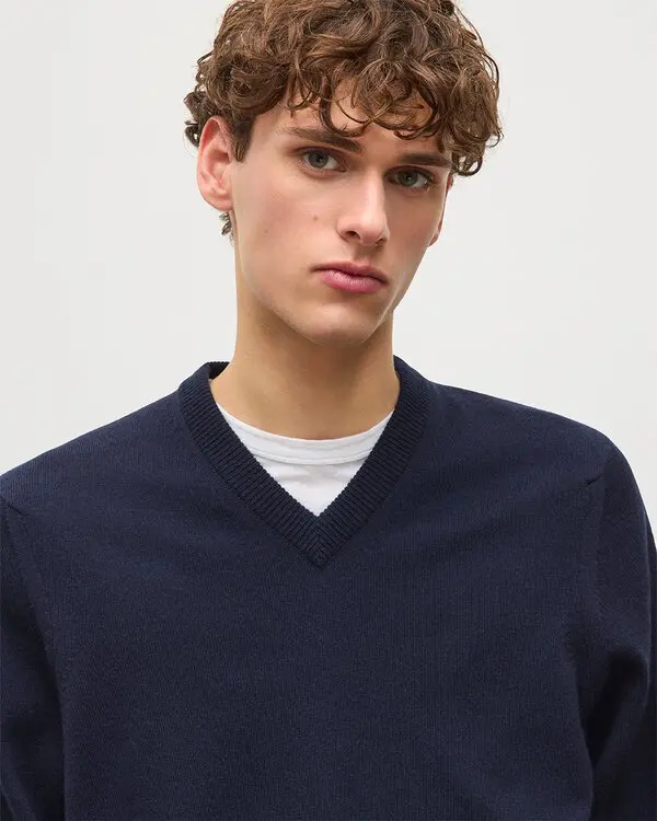 Johnstons Of Elgin Classic Cashmere V-neck Jumper - Navy