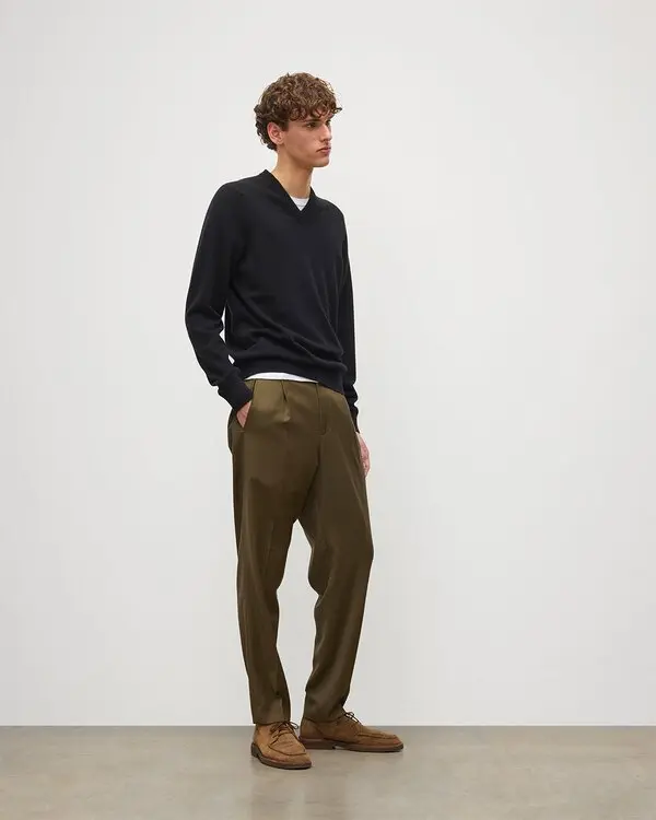 Johnstons Of Elgin Rory Classic Cashmere V-neck Jumper - Black