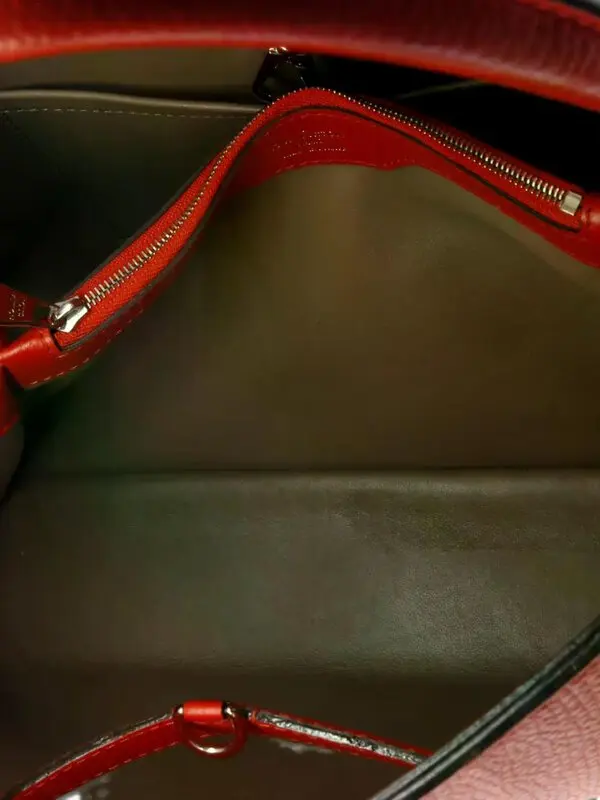 LOUIS VUITTON Capucines Mm Satchel - Red
