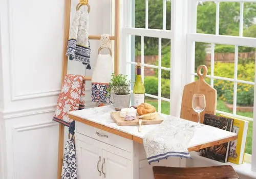 CAROL & FRANK Natural Dishtowel Holder
