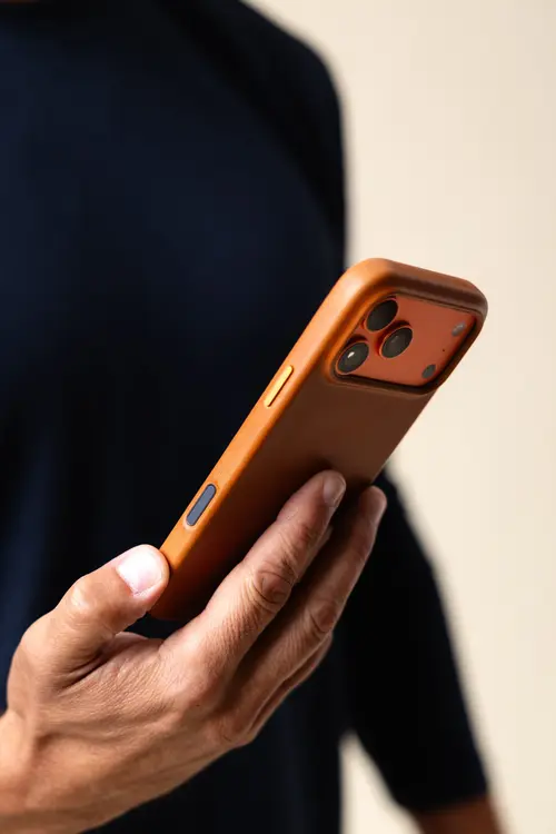 BLUEBONNET The Minimalist Iphone 17 Pro Leather Magsafe Case