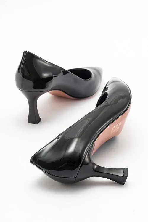 PROLOGUE SHOES Pedra Pointed Toe Pump - Black Patent