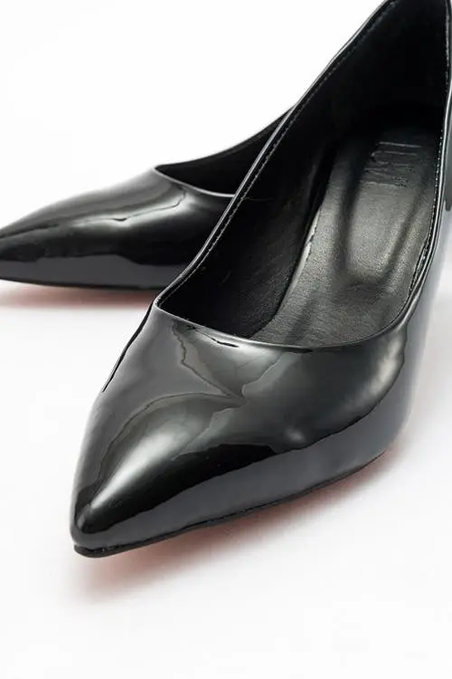 PROLOGUE SHOES Pedra Pointed Toe Pump - Black Patent