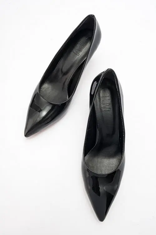 PROLOGUE SHOES Pedra Pointed Toe Pump - Black Patent