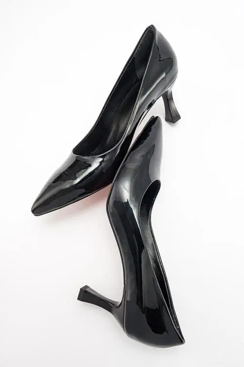 PROLOGUE SHOES Pedra Pointed Toe Pump - Black Patent