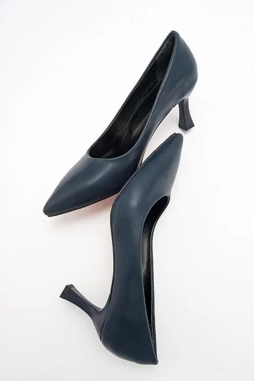 PROLOGUE SHOES Pedra Pointed Toe Pump - Navy