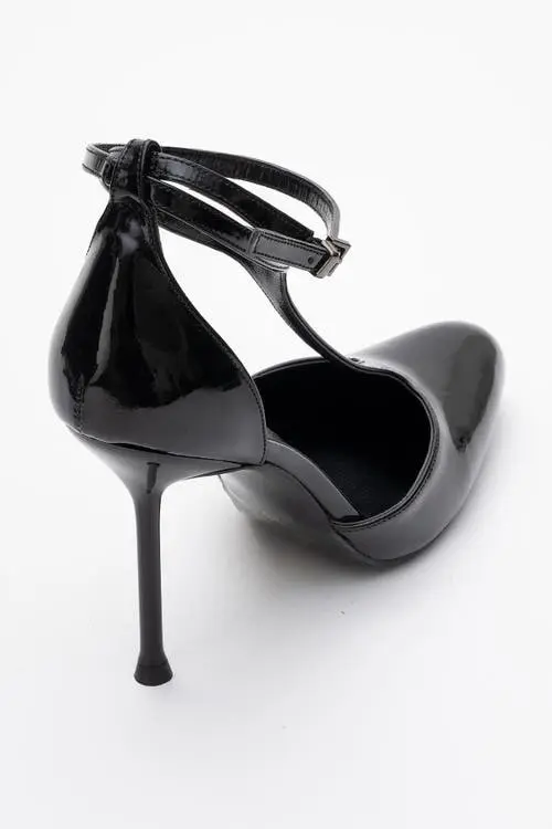 PROLOGUE SHOES Jon T-strap Pumps - Black Patent