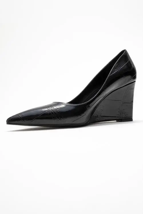PROLOGUE SHOES Puera Pointed Toe Wedge Pump - Black Printed