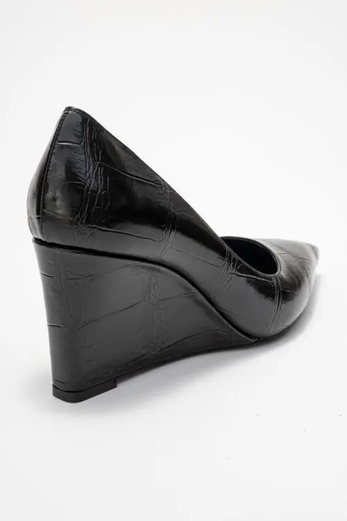 PROLOGUE SHOES Puera Pointed Toe Wedge Pump - Black Printed