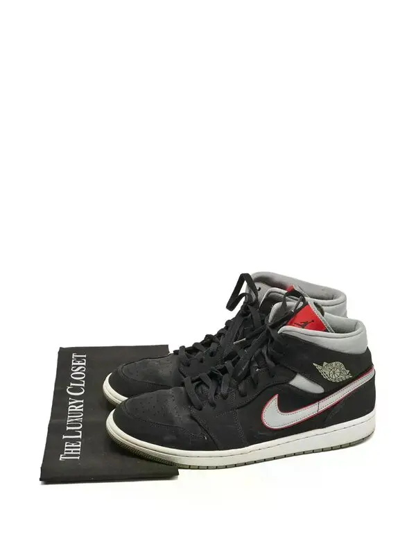 JORDAN 1 Mid Top Sneakers