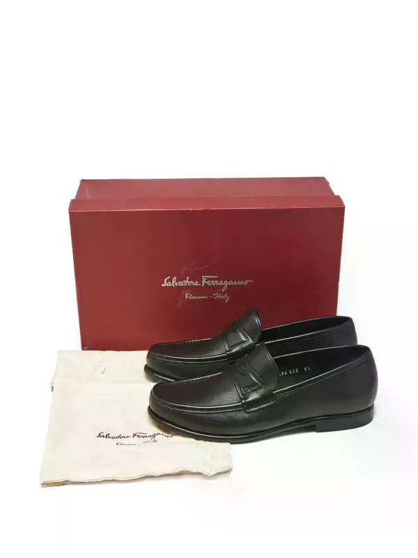 FERRAGAMO Round-toe Leather Loafers - Black