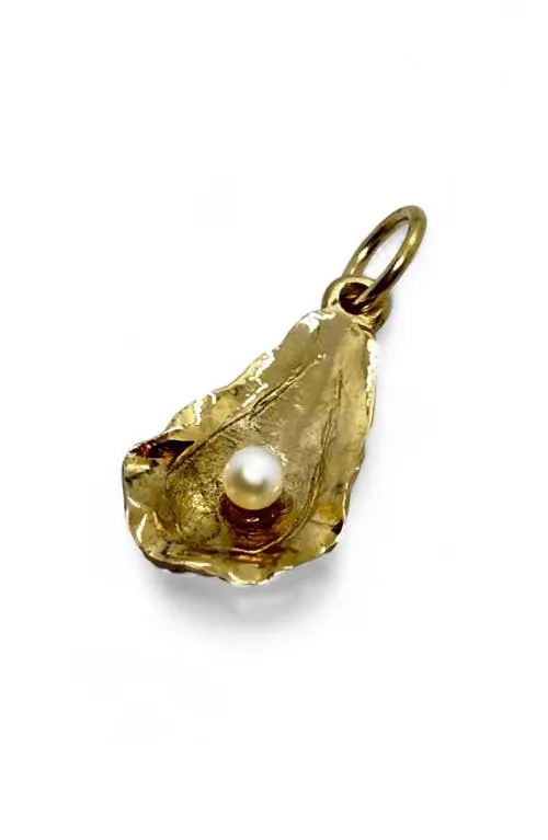 LESLIE PAIGE Oyster Charm - Gold