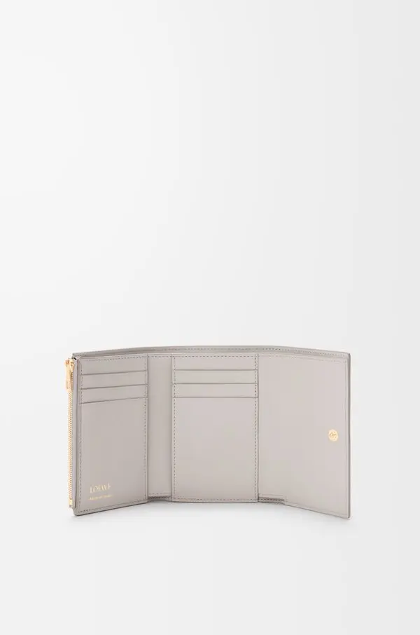Loewe Small Vertical Wallet In Smooth And Grained Leather Skin - Light Ghost Grey