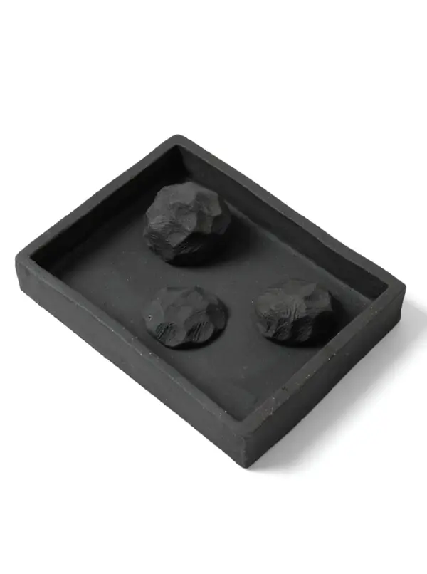 TENUA Ceramic Tray With Stones - Black