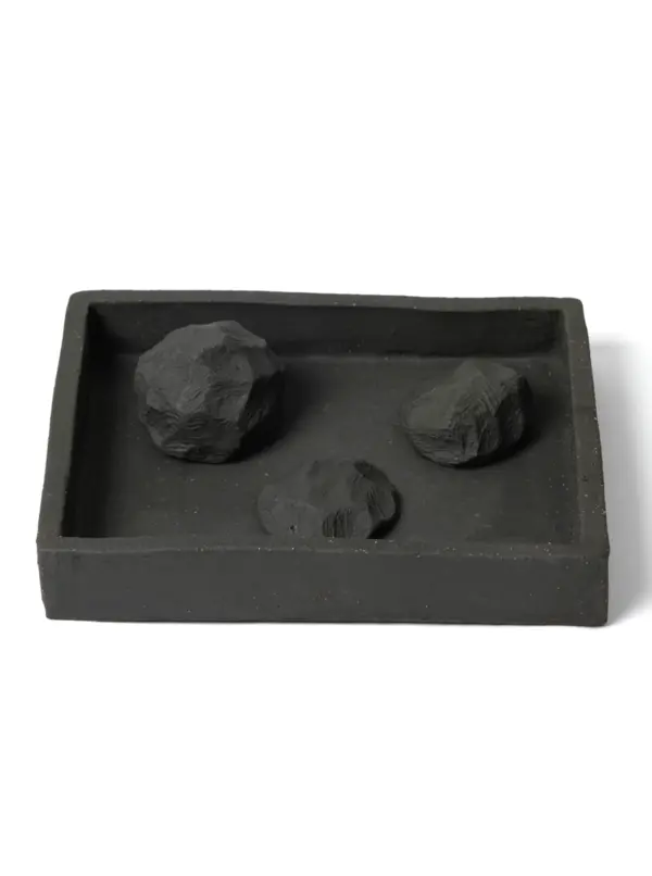 TENUA Ceramic Tray With Stones
