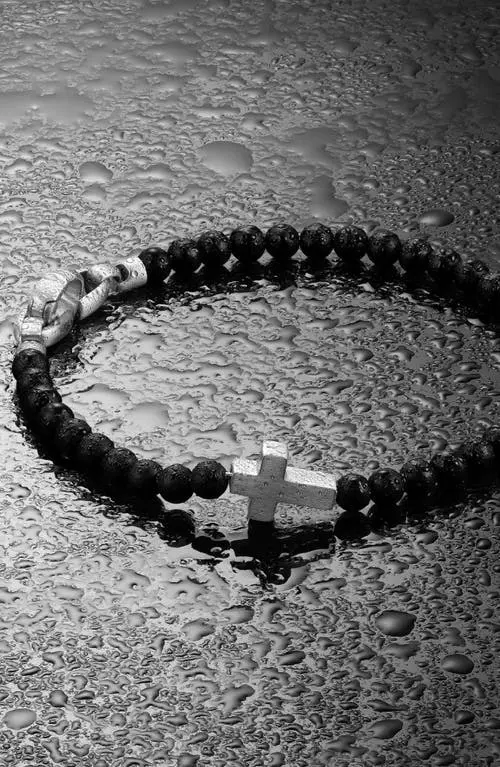 VINCERO Onyx Bead Cross Bracelet
