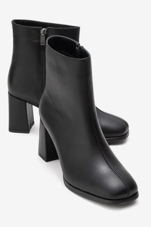 FOREVER & ALWAYS SHOES Napoli Leather Block Heel Boot - Black