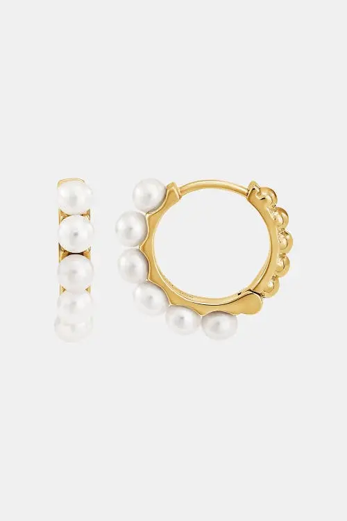 DOWER & HALL Medium Timeless Pearl Huggie Hoop Earrings - Yellow Gold Vermeil