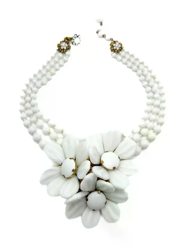 JENNIFER GIBSON JEWELLERY 1940s Flower Corsage Necklace - White