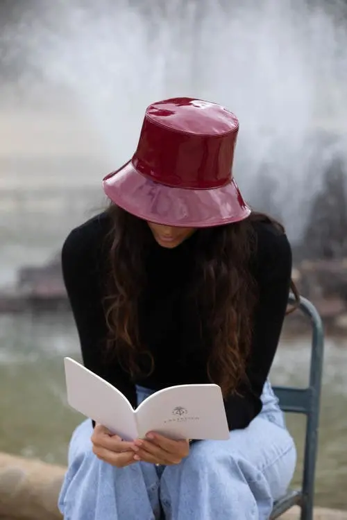 LASTELIER Smile Vinyl Bucket Hat