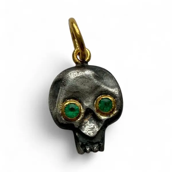 OUF! Skull Charm With Emerald Eyes - One-color