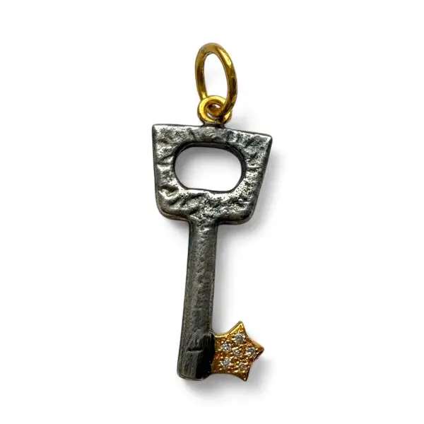 OUF! Skeleton Key Charm With Pavé Star - One-color