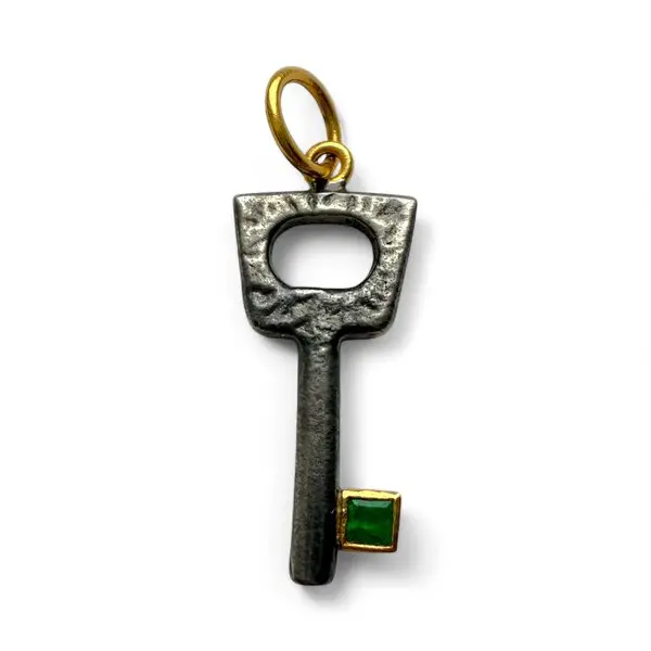 OUF! Skeleton Key Charm With Emerald - One-color