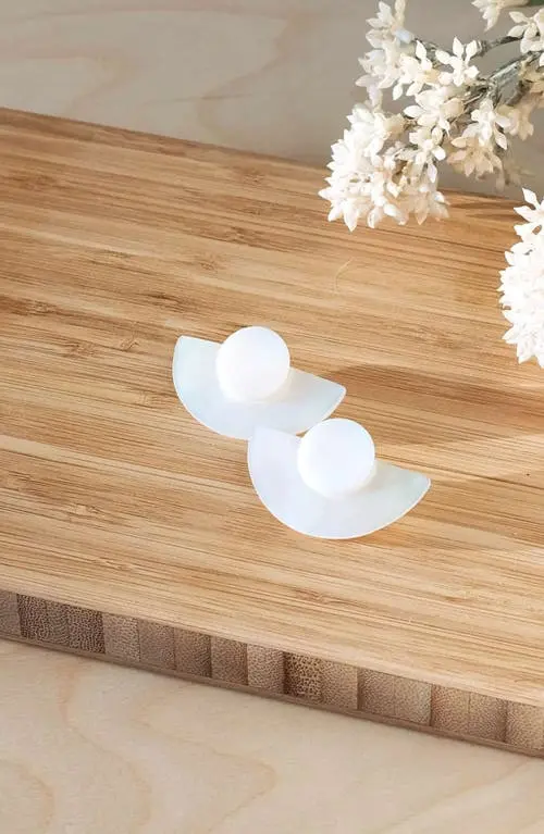 Likhâ Geometric Mother-of-pearl Stud Earrings Set - White