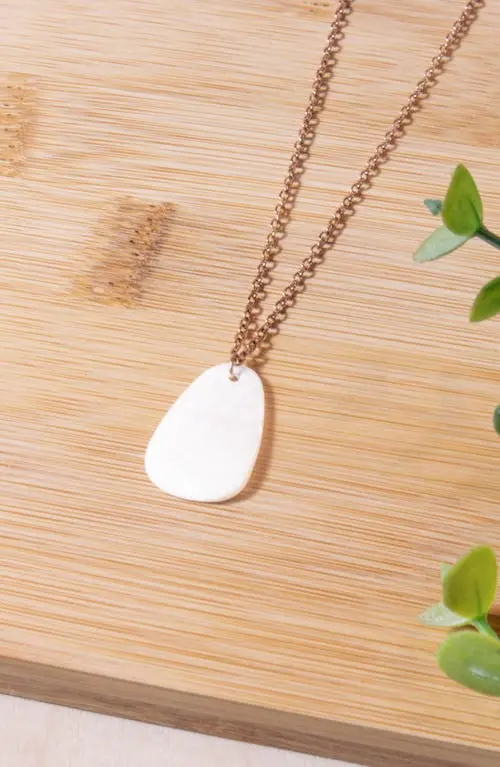 Likhâ Mother-of-pearl Trapezoid Pendant Necklace - White
