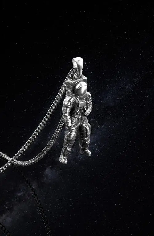 VINCERO Astronaut Pendant Necklace