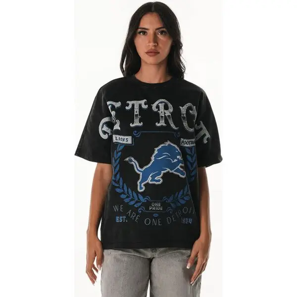 THE WILD COLLECTIVE Detroit Lions Oversized Laurel Graphic Dolman T-shirt - Black