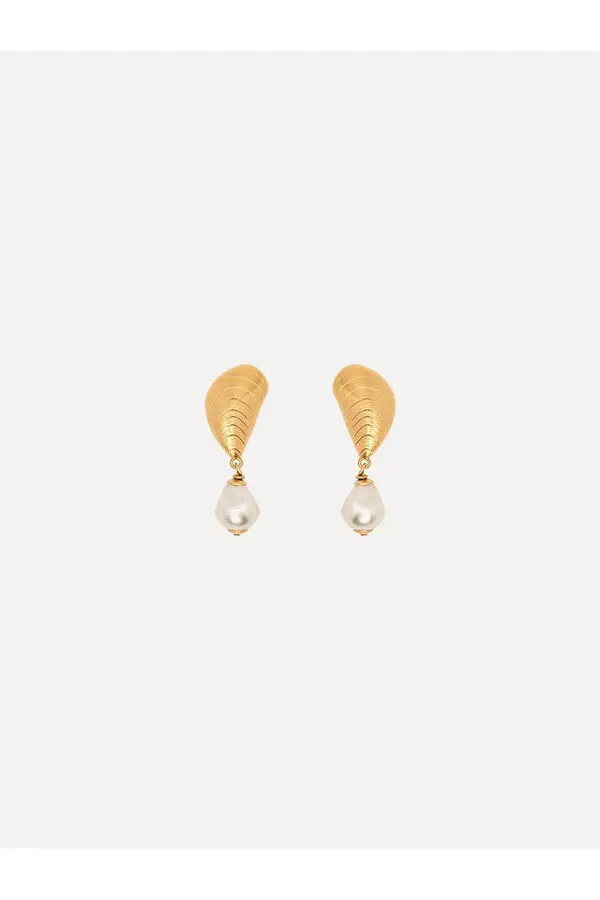 Oscar De La Renta Sculptural Mussel Shell Clip-on Earrings With Pearl Drop - Red