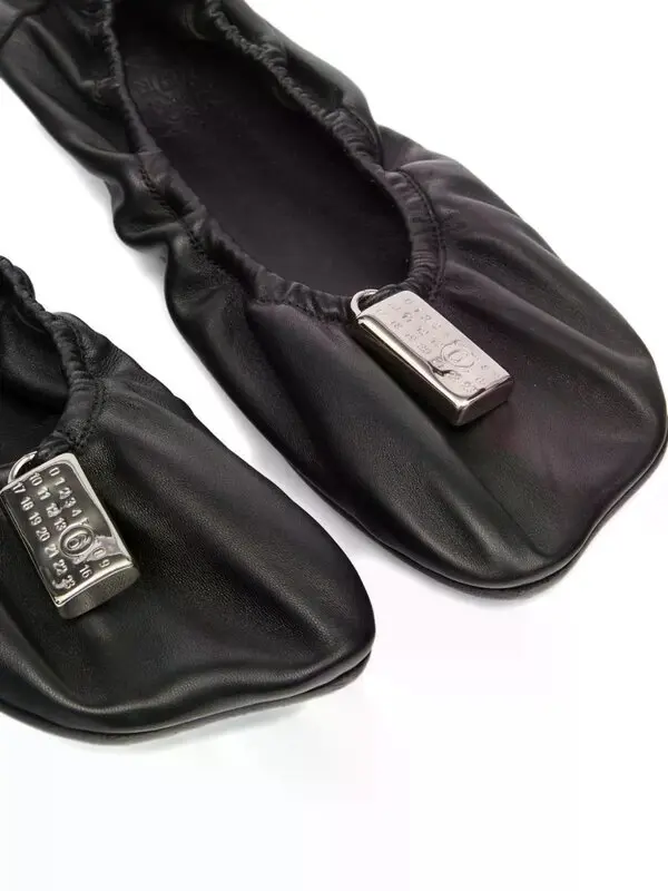 MAISON MARGIELA Gathered Ballet Flats With Charm - Black