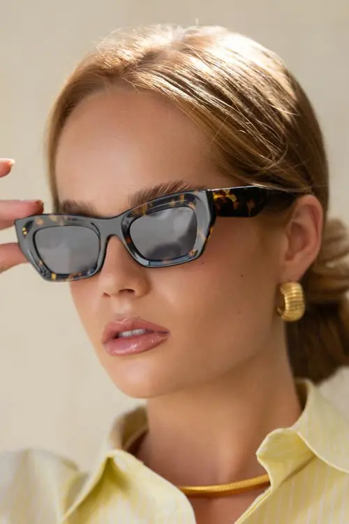 FREYRS EYEWEAR Selina Cat Eye Sunglasses - Tortoise