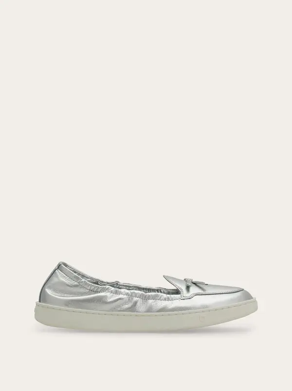 FERRAGAMO Flexible Loafer With Bow Detailing - Silver
