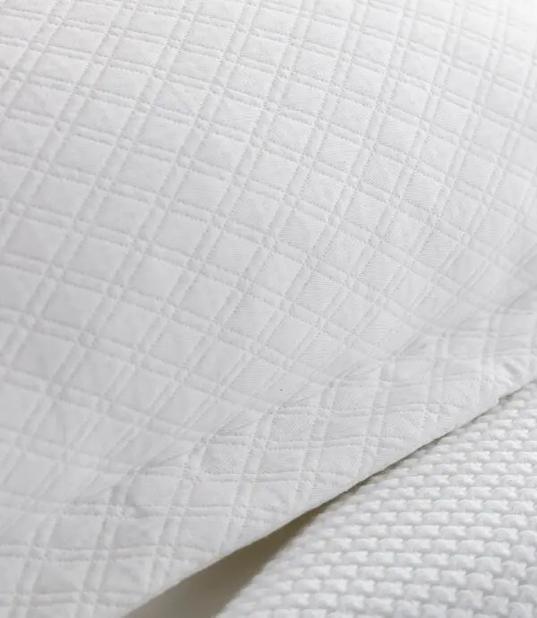 PEACOCK ALLEY Alyssa Coverlet - White