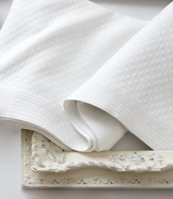 PEACOCK ALLEY Alyssa Coverlet - White