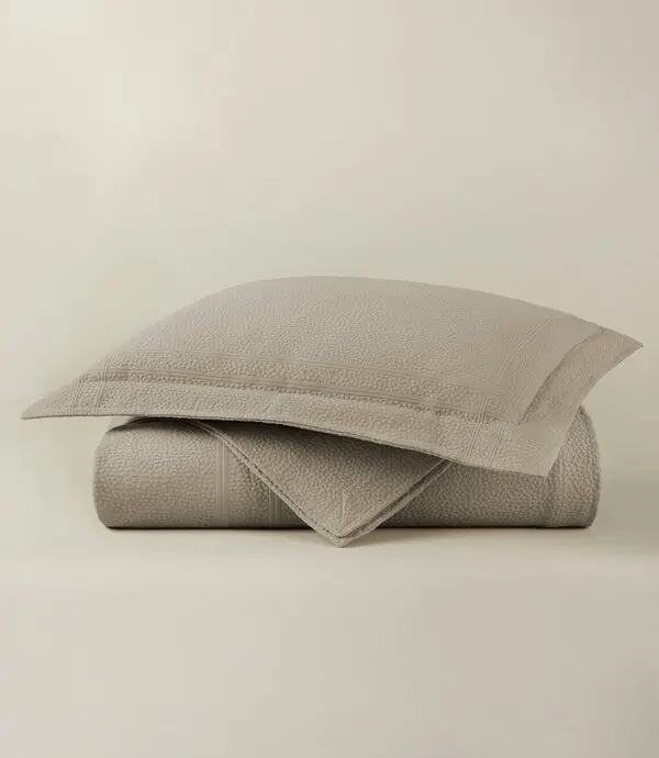 PEACOCK ALLEY Montauk Matelassé Coverlet - Platinum