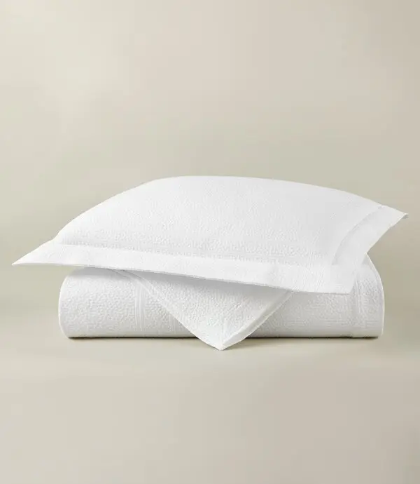 PEACOCK ALLEY Montauk Matelassé Coverlet - White
