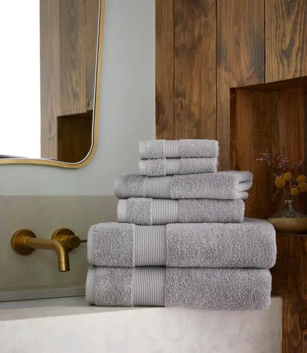 PEACOCK ALLEY Liam Essential Towel - White