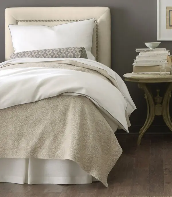 PEACOCK ALLEY Vienna Coverlet - Ivory
