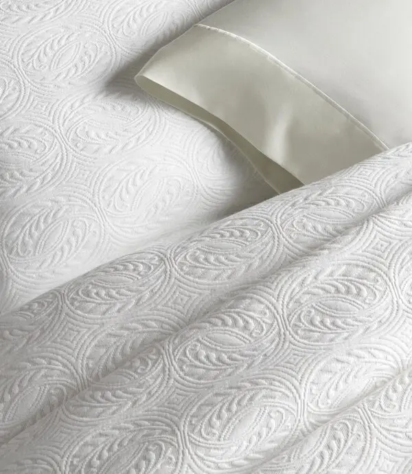PEACOCK ALLEY Vienna Coverlet - Ivory