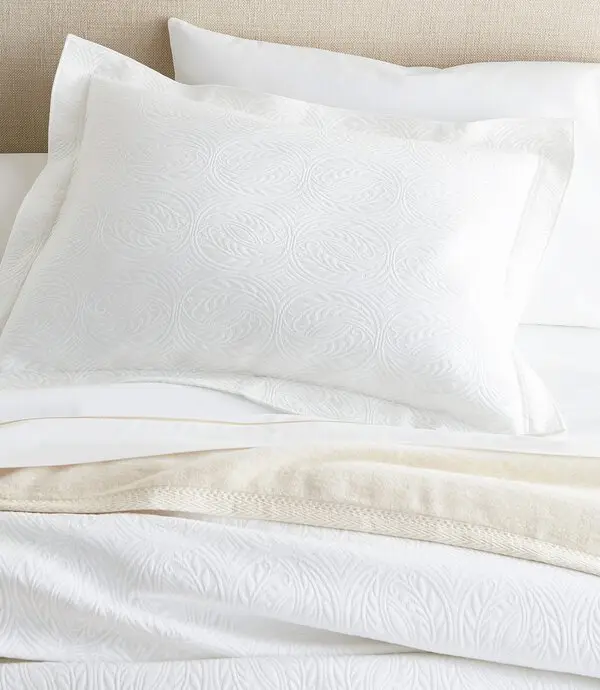 PEACOCK ALLEY Vienna Coverlet - Ivory
